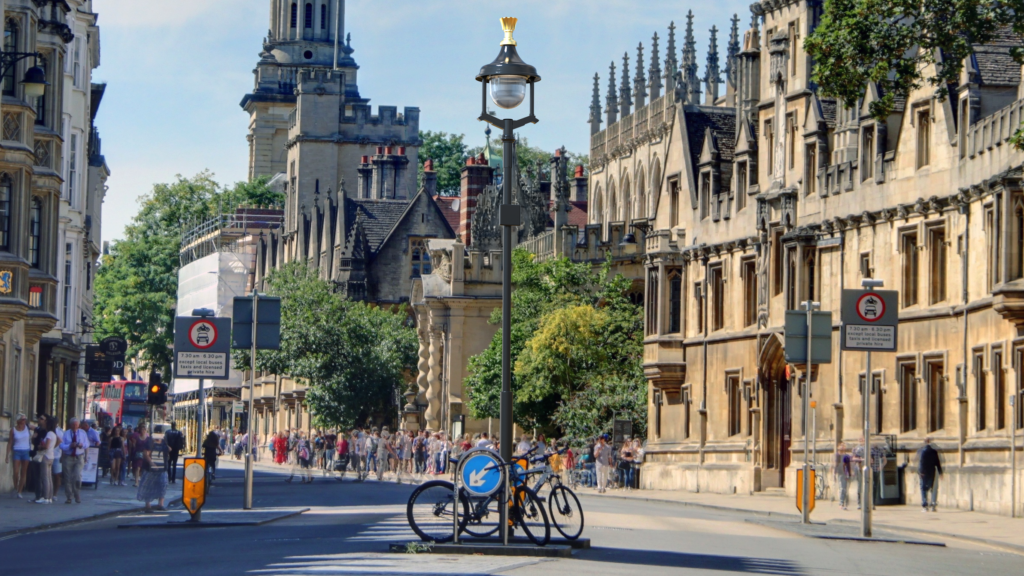 Oxford turns streetlights into connectivity hubs - Cities Today